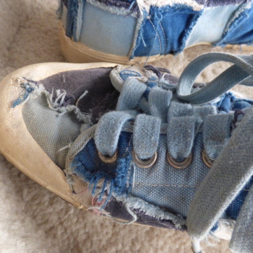French Spring Court Distressed Sneakers - Gem